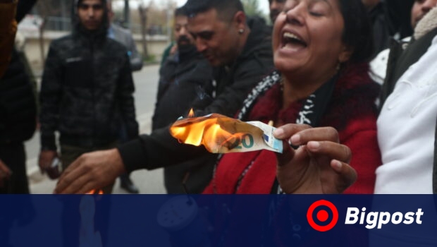 Θεσσαλονίκη: Καίνε 20ευρα οι Ρομά έξω από τα δικαστήρια και φωνάζουν ...