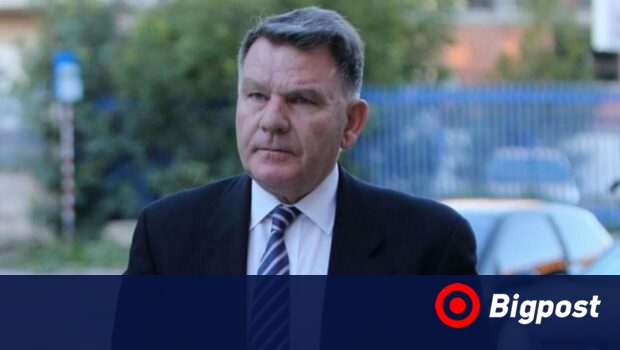 Νίκος Οικονομόπουλος: Ο Αλέξης Κούγιας διασκεδάζει και ο τραγουδιστής τον «ραίνει» με λουλούδια ...