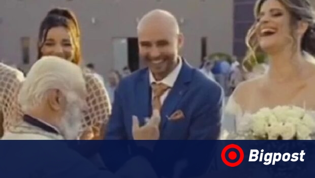 Ζευγάρι έγινε viral για τον γάμο του - Ο παππάς μπέρδεψε την νύφη με την κουμπάρα! (Βίντεο ...