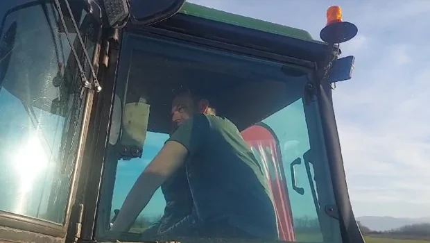 Ο Στέφανος Κασσελάκης στο μπλόκο των αγροτών στην Καρδίτσα – Ανέβηκε ...