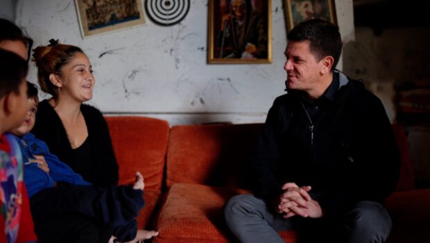 «Prime Time» του ΣΚΑΪ: Μία αποκαλυπτική έρευνα του Γιάννη Σουλιώτη για τους Ρομά - Δείτε το ...