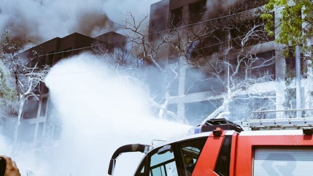 Tραγωδία στην Ινδία: Αεροπλάνο με 242 επιβάτες και προορισμό το Λονδίνο ...